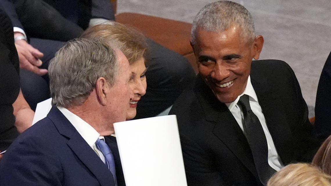 El pecular saludo de George W. Bush a Barack Obama se hace viral ...