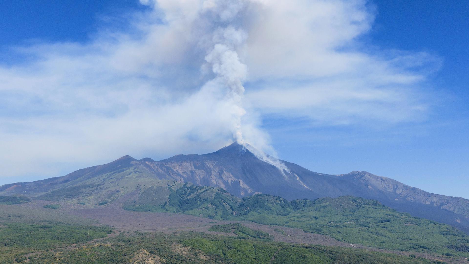 Mount Etna erupts: Lava lights up Sicilian skies | 12news.com