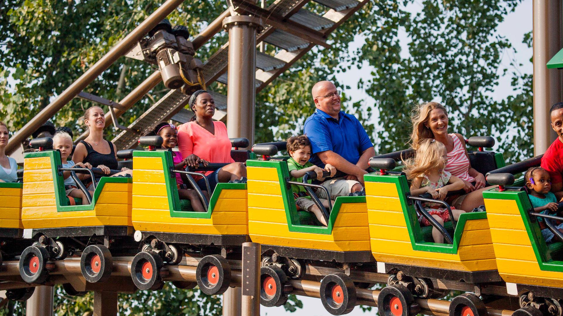 Six Flags offers free 2026 season pass for kids ages 3 to 5 | 12news.com