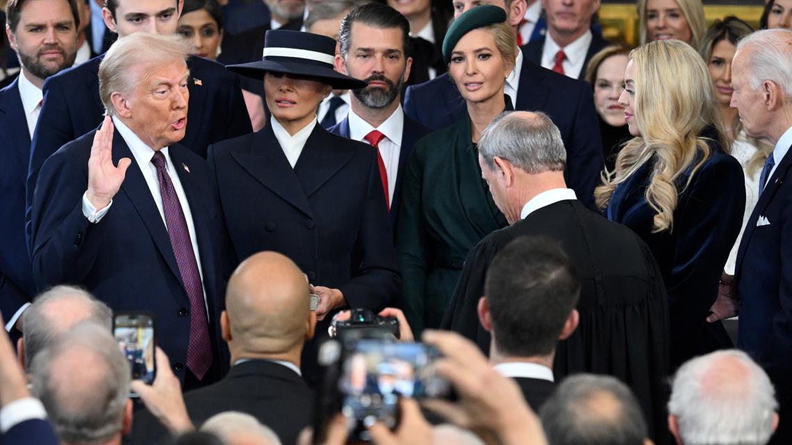 Donald Trump hizo su acto de juramento sin poner una mano sobre la ...