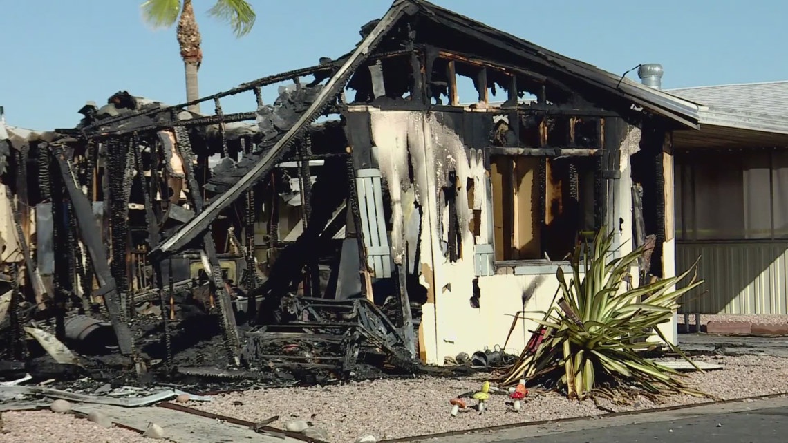 Fire at East Valley mobile home park leaves 1 dead | 12news.com