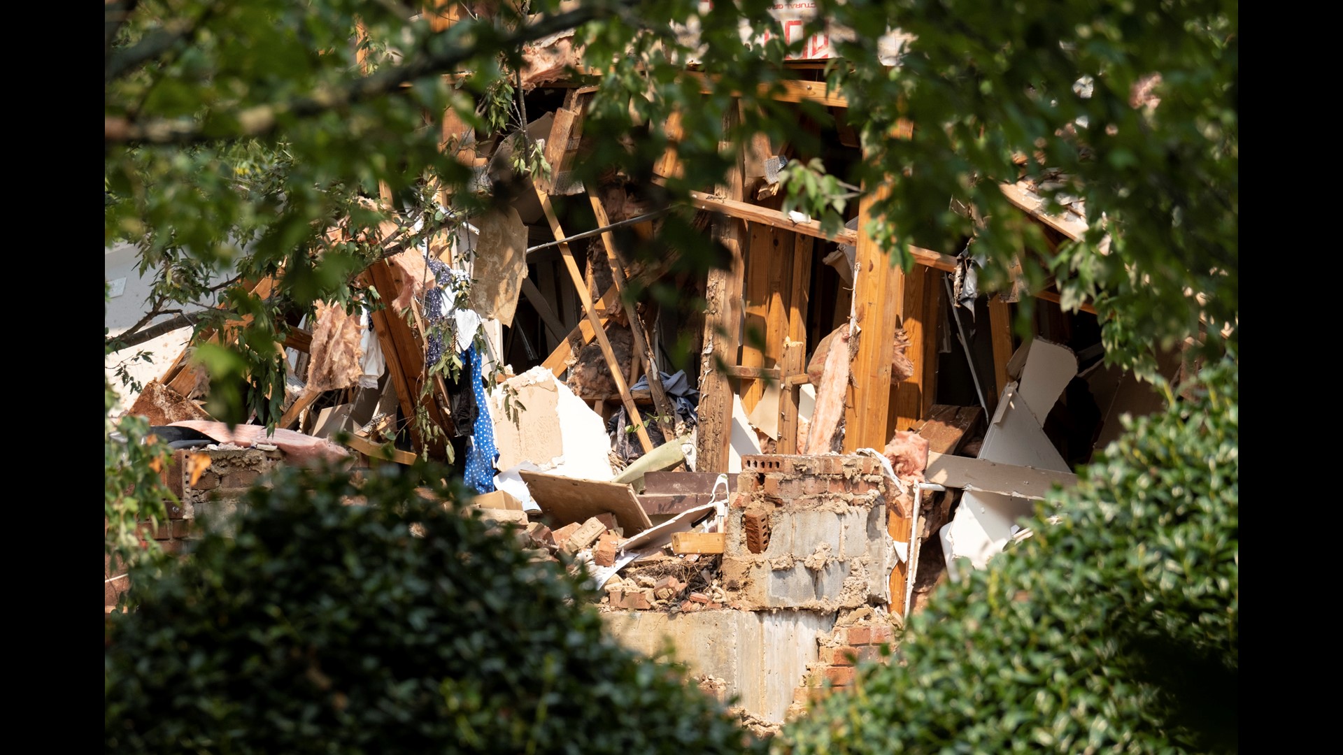 Explosion collapses part of apartment building in Georgia suburb ...
