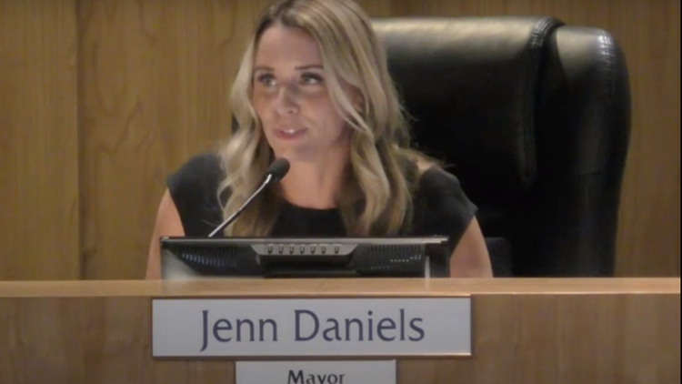 Gilbert Mayor Jenn Daniels resigns from office | 12news.com