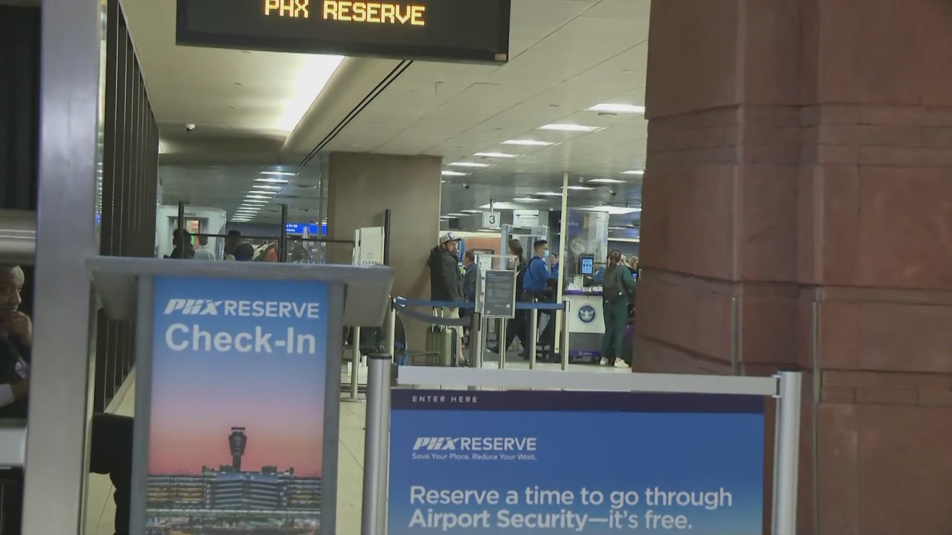 Checking in on holiday travelers at Sky Harbor Airport | 12news.com