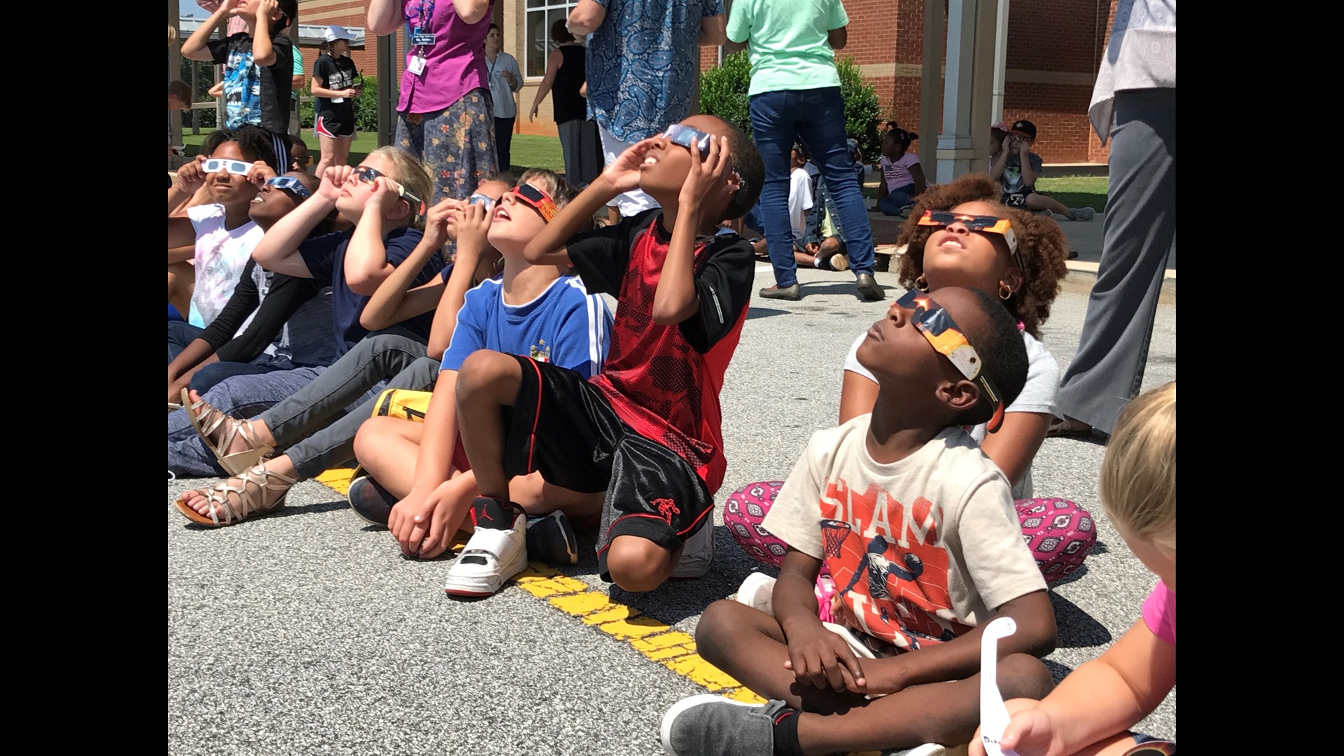 Passengers view eclipse at 37,000 feet with spectacular views | 12news.com