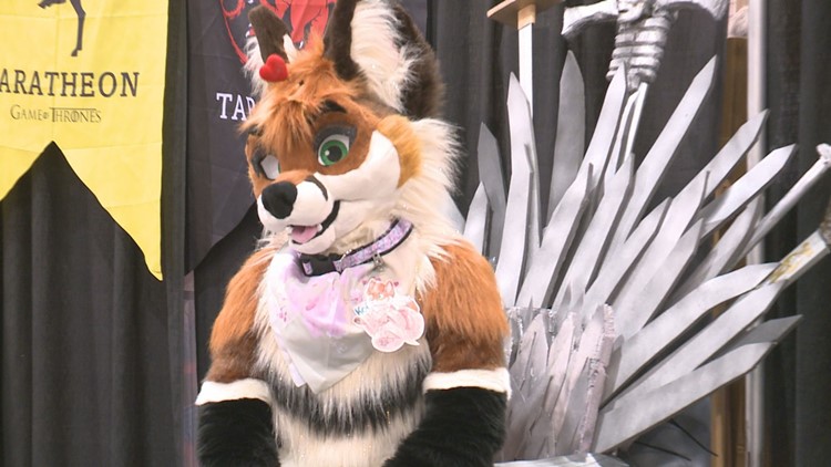 PHOTOS: Rachel Cole visits Phoenix Comic Fest | 12news.com