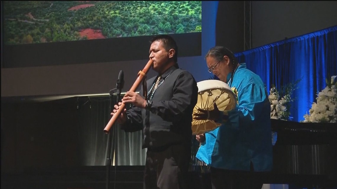 Story behind improvised performance by Native American duo at McCain's ...
