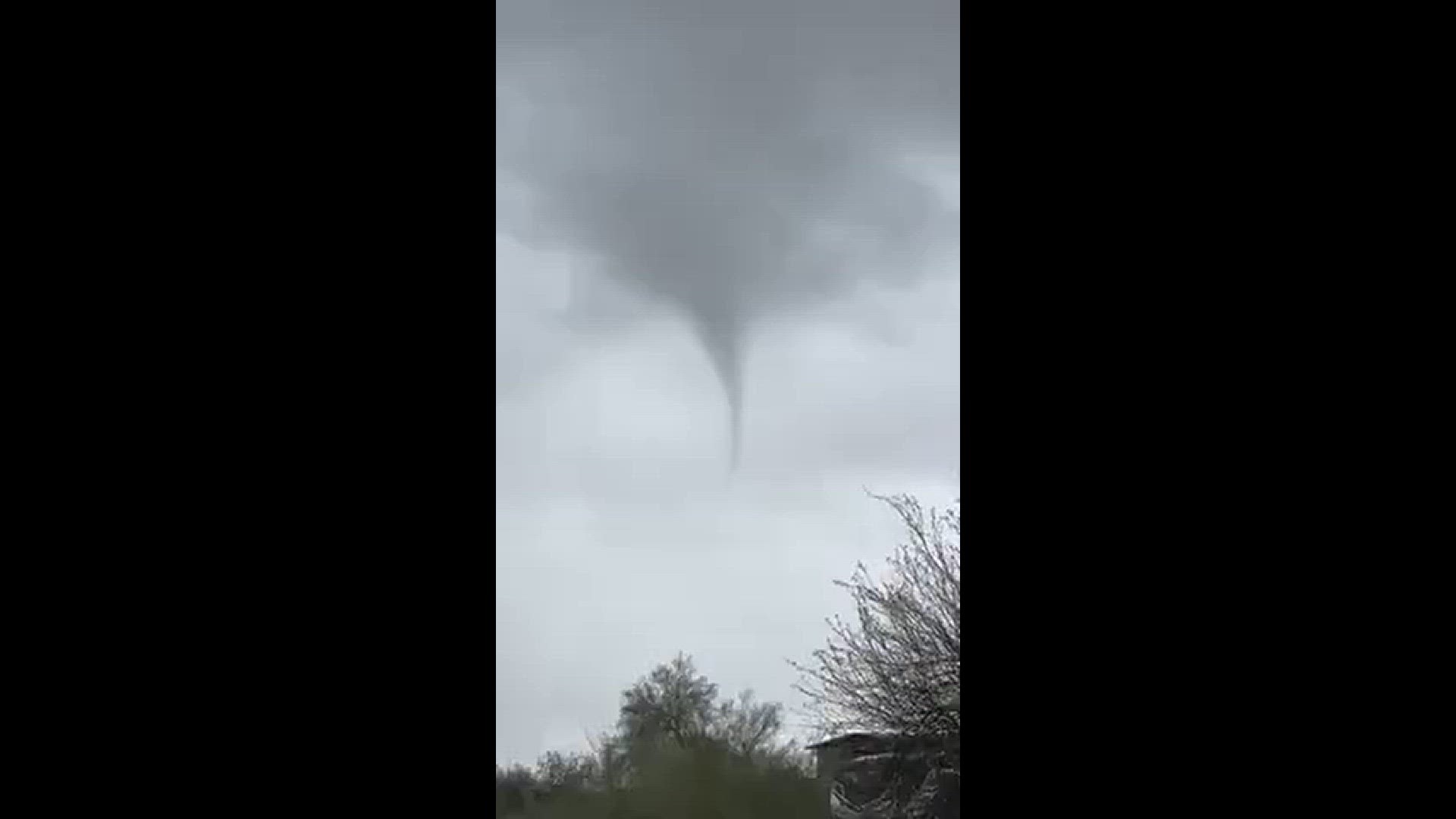 Cold-air funnel clouds pop up in Arizona on April 1 | 12news.com