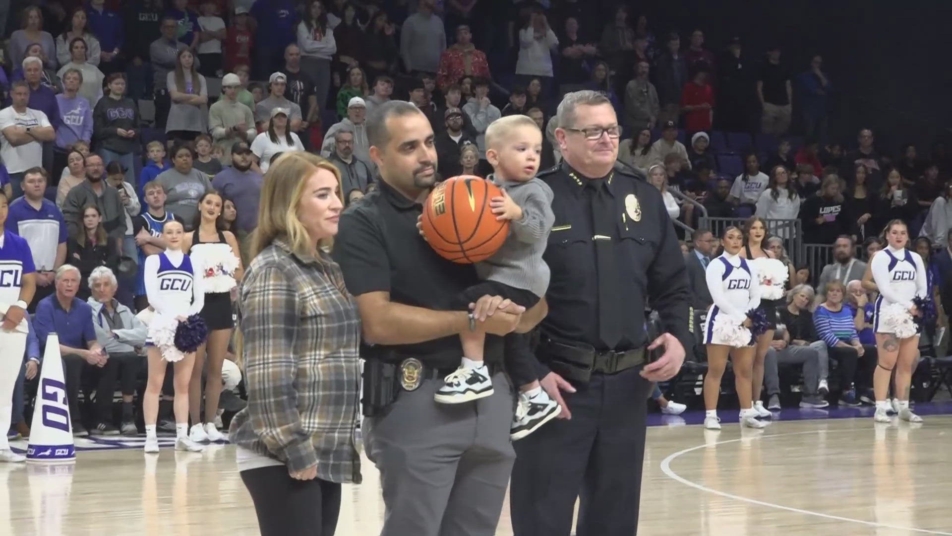Phoenix officer injured in shooting receives standing ovation at GCU ...