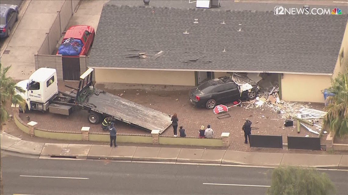 Car crashes into Phoenix home after crossing traffic and three yards ...