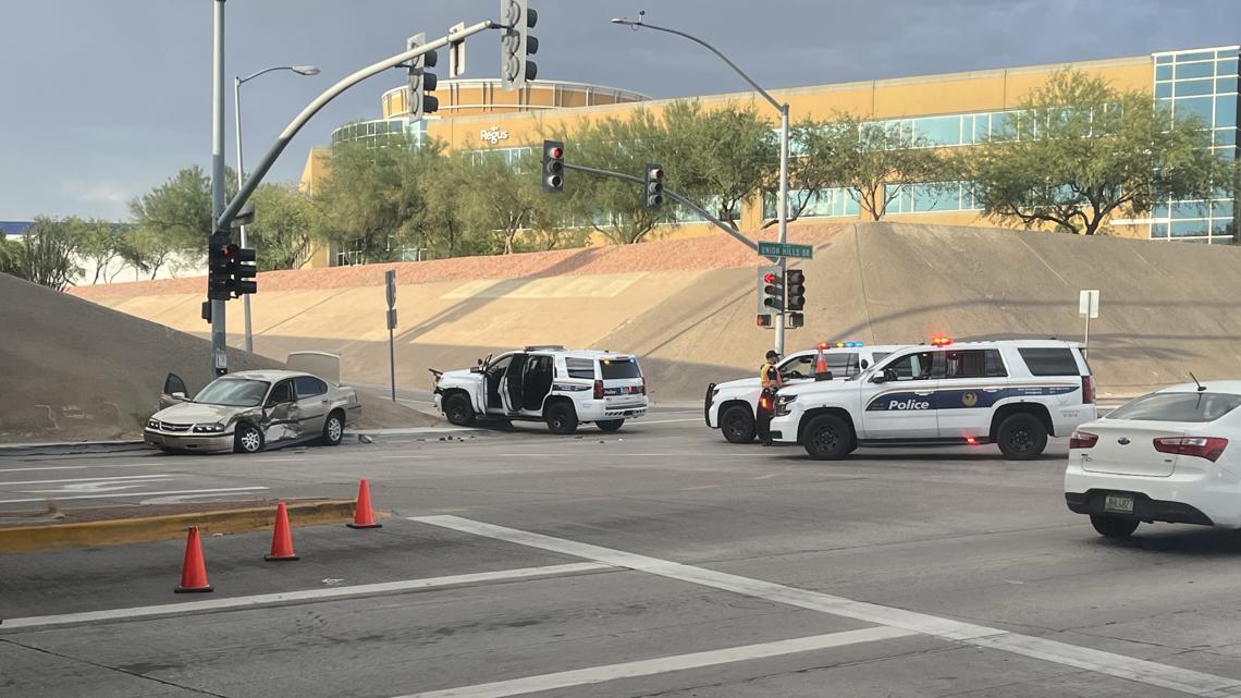 2 Phoenix police officers injured in crash | 12news.com
