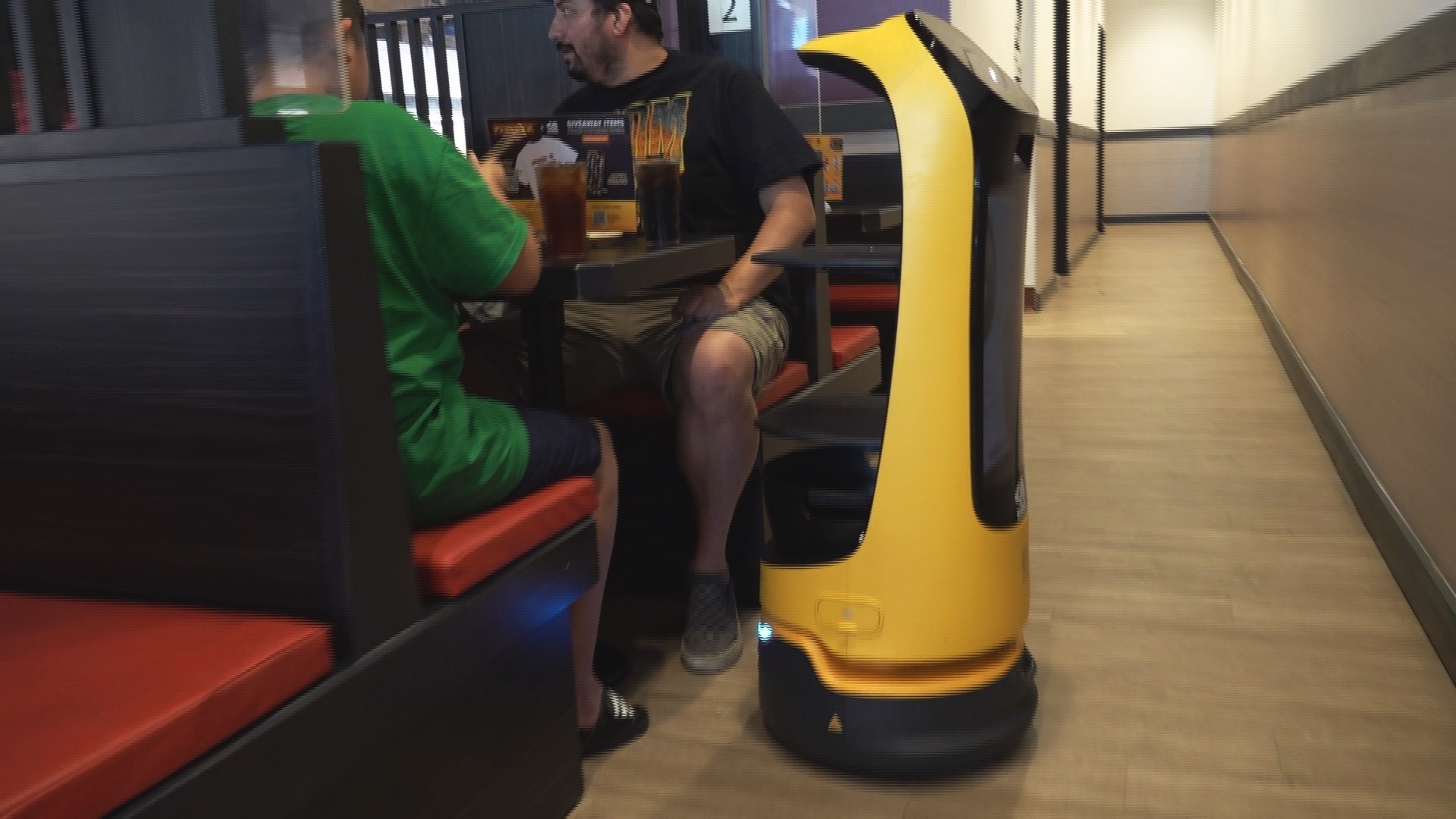 Restaurantes de Arizona utilizan robots para atender a clientes ...