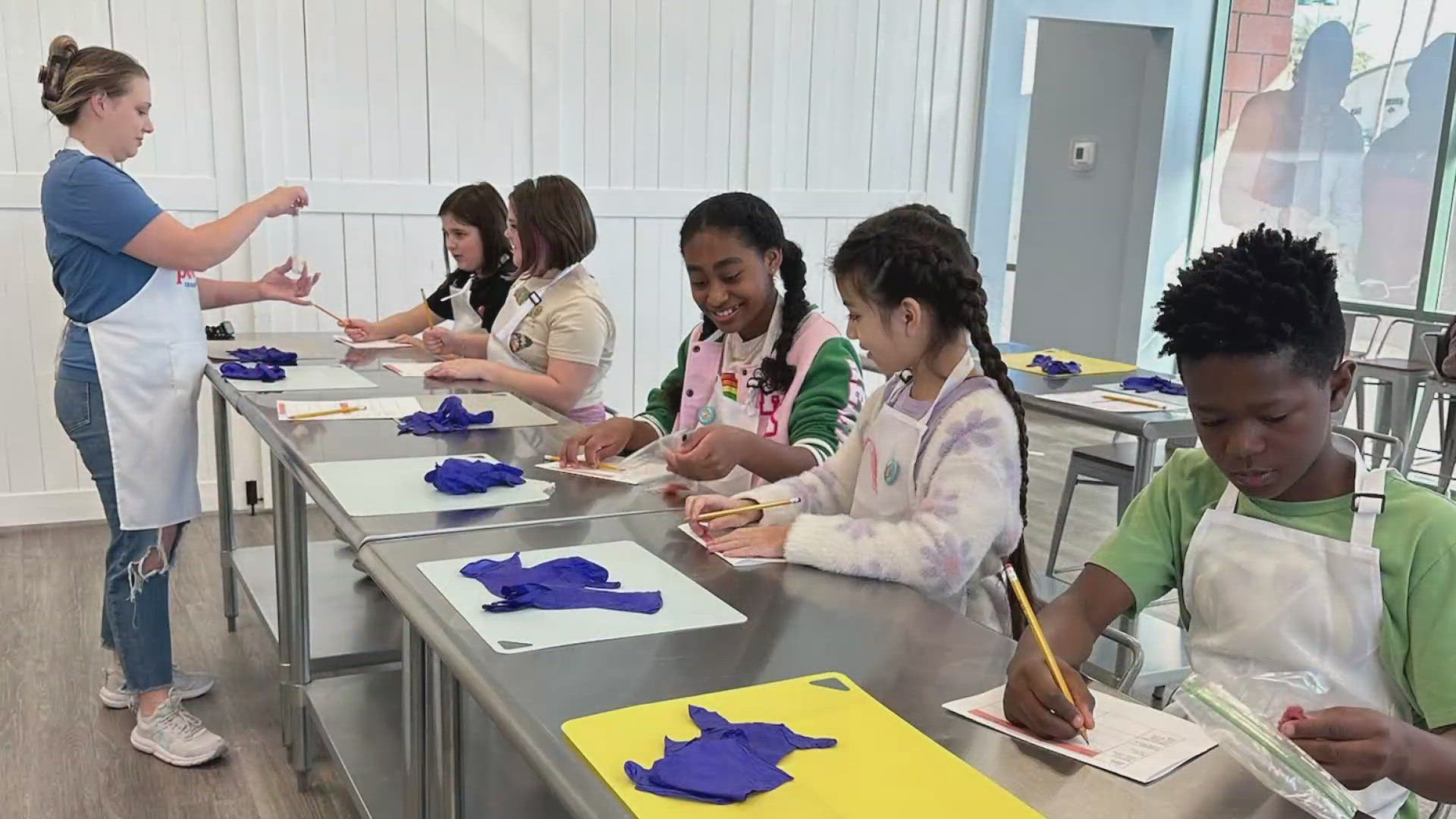 Kids learn to cook with the Flour Power Studio | 12news.com