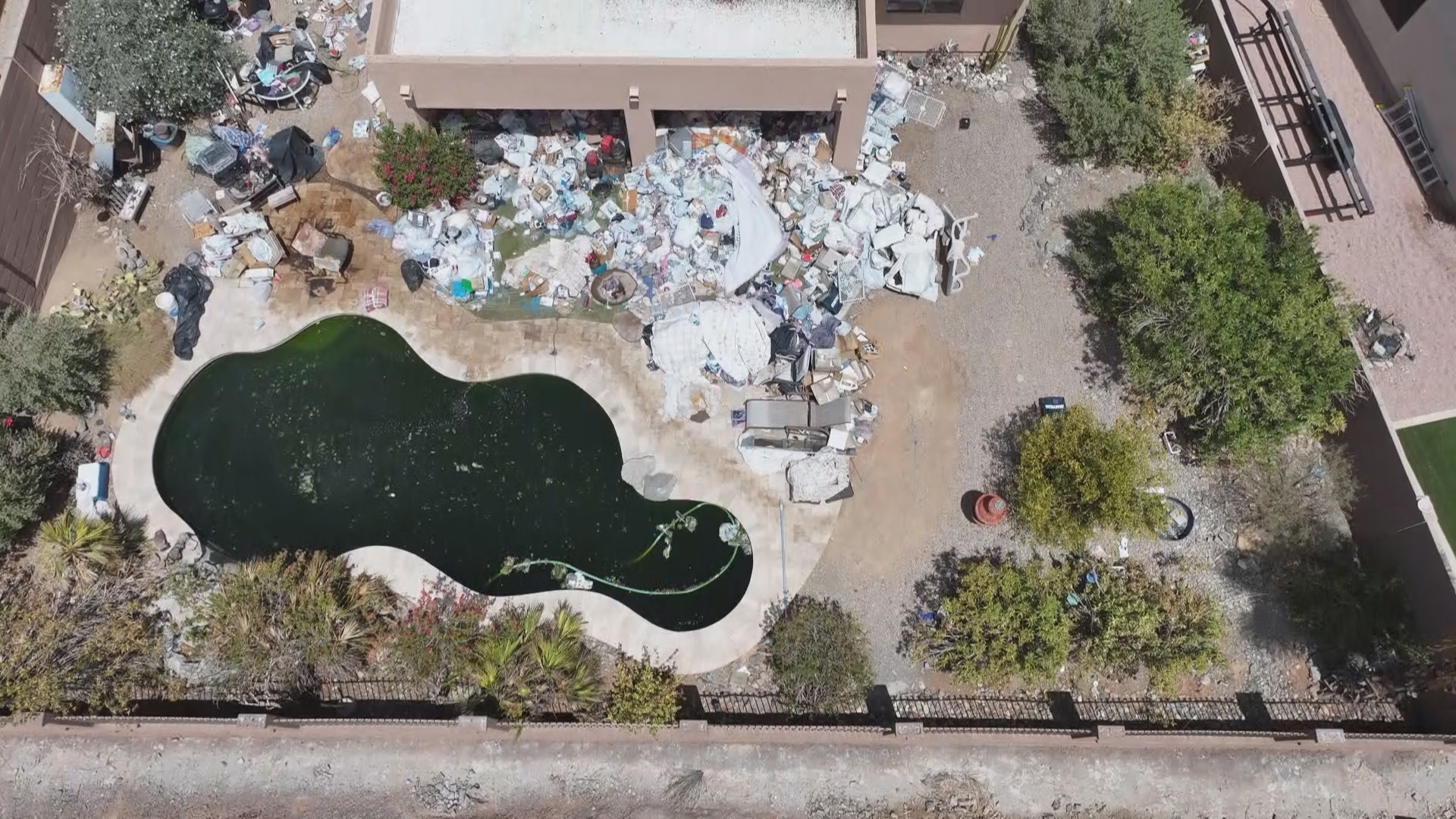 Couple plagued by awful smell after neighbor's body decomposes in ...