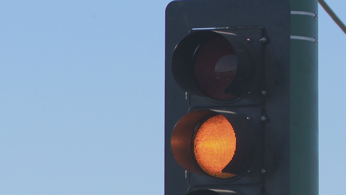 Yellow traffic lights are getting longer in Phoenix | 12news.com