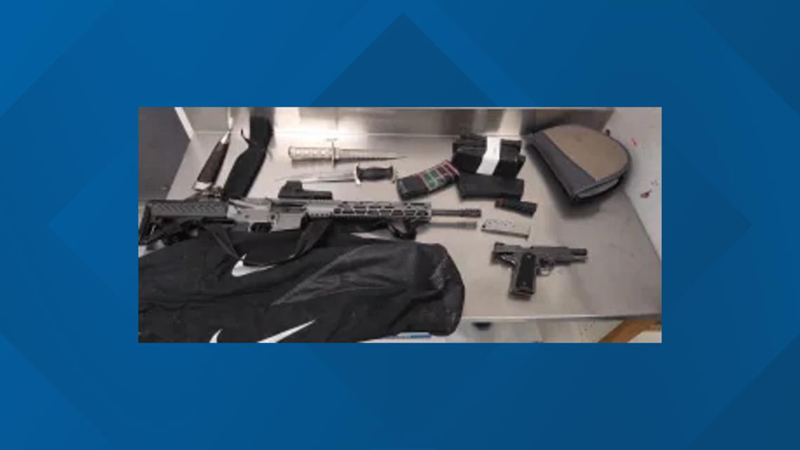 Adolescente arrestado por intentar pasar armas a México | 12news.com