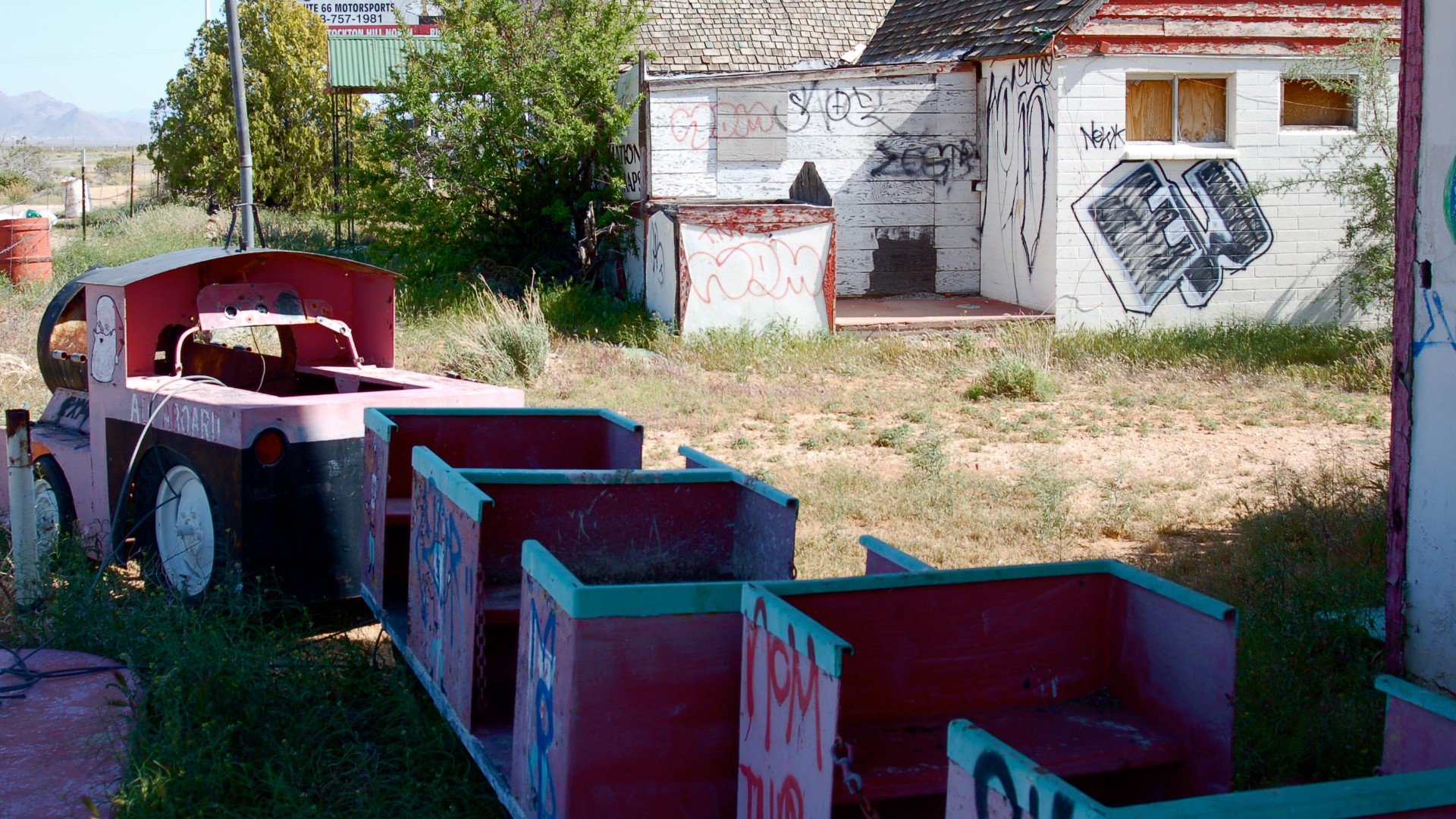 Arizona's Christmas-themed ghost town torn down | 12news.com