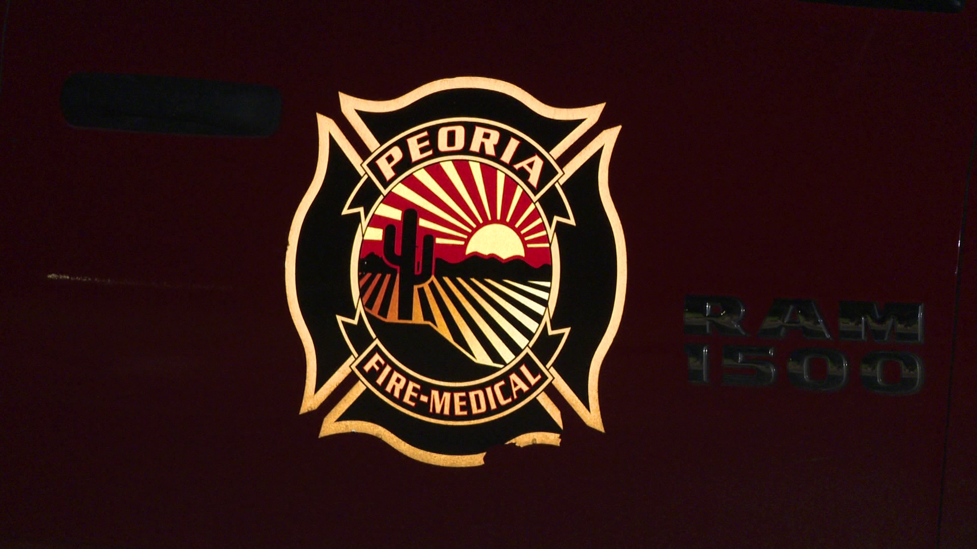 2 seriously hurt after motorcycle crashes into parked car in Peoria ...