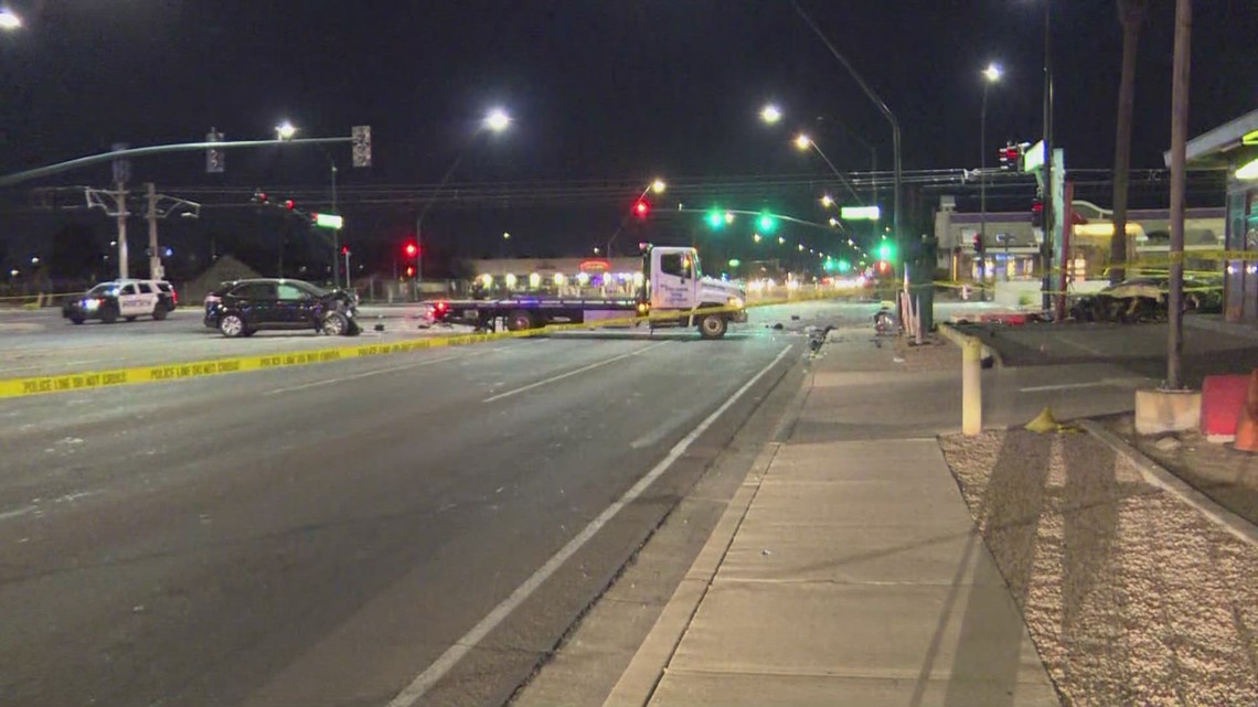 Mesa crash leaves 2 people dead | 12news.com