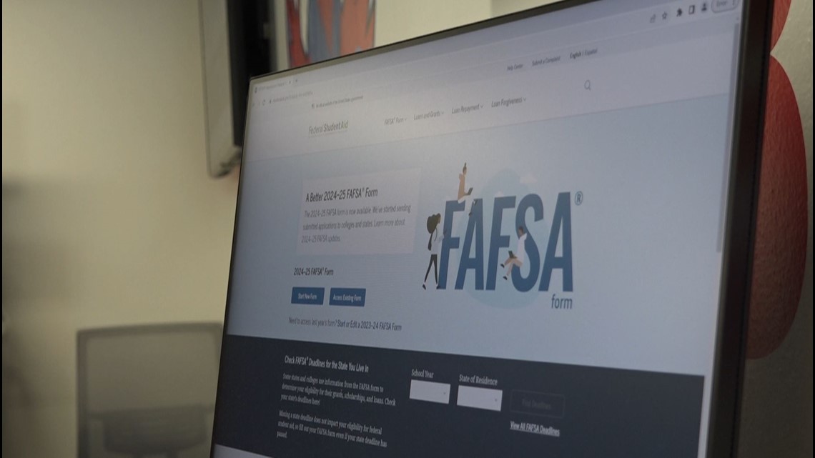 FAFSA glitches keep Arizona students from knowing aid packages | 12news.com