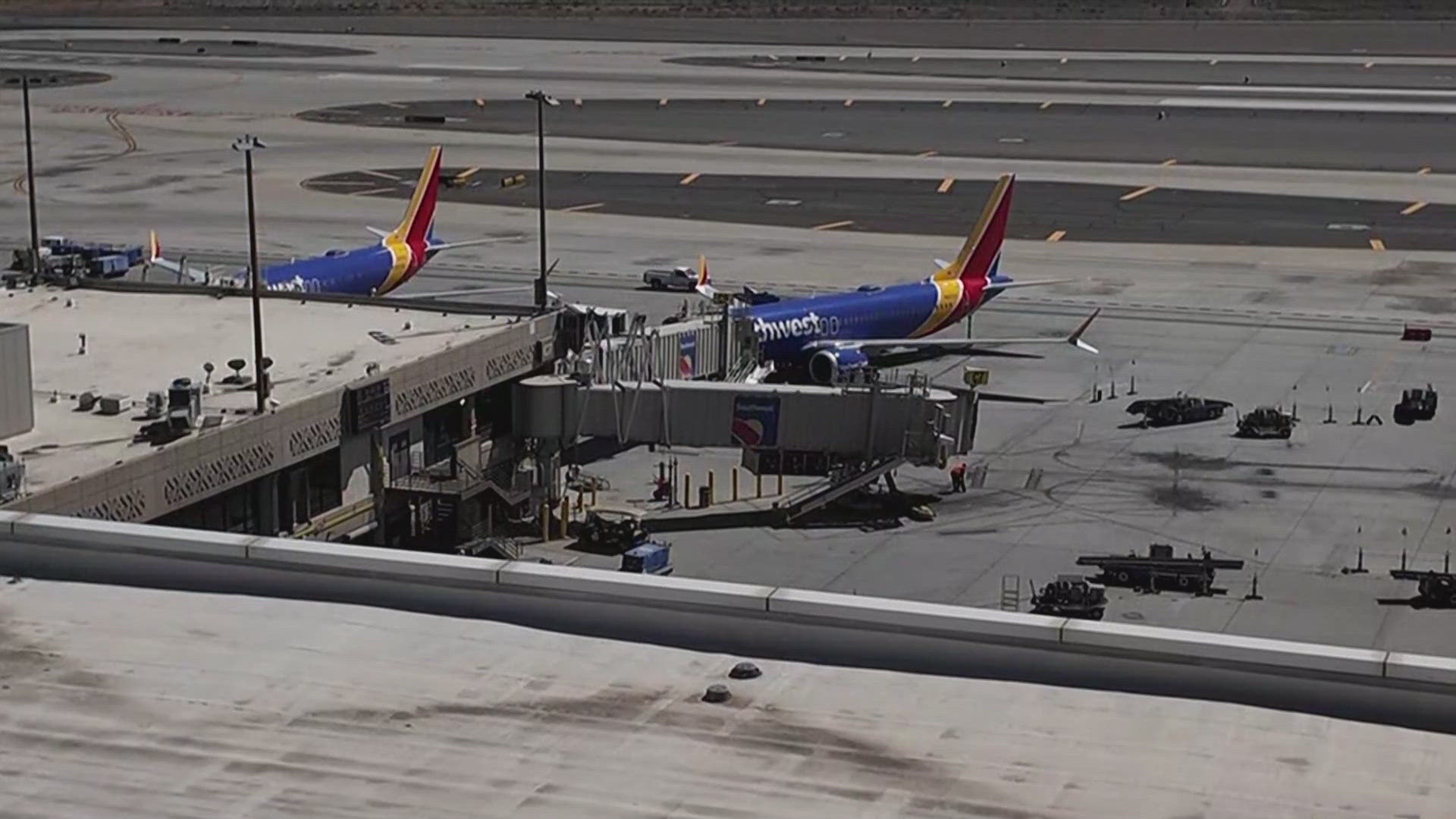 Tourists arrive at Sky Harbor in time for historic March heatwave ...
