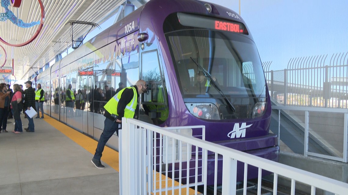 Northwest Phoenix light rail extension opens | 12news.com