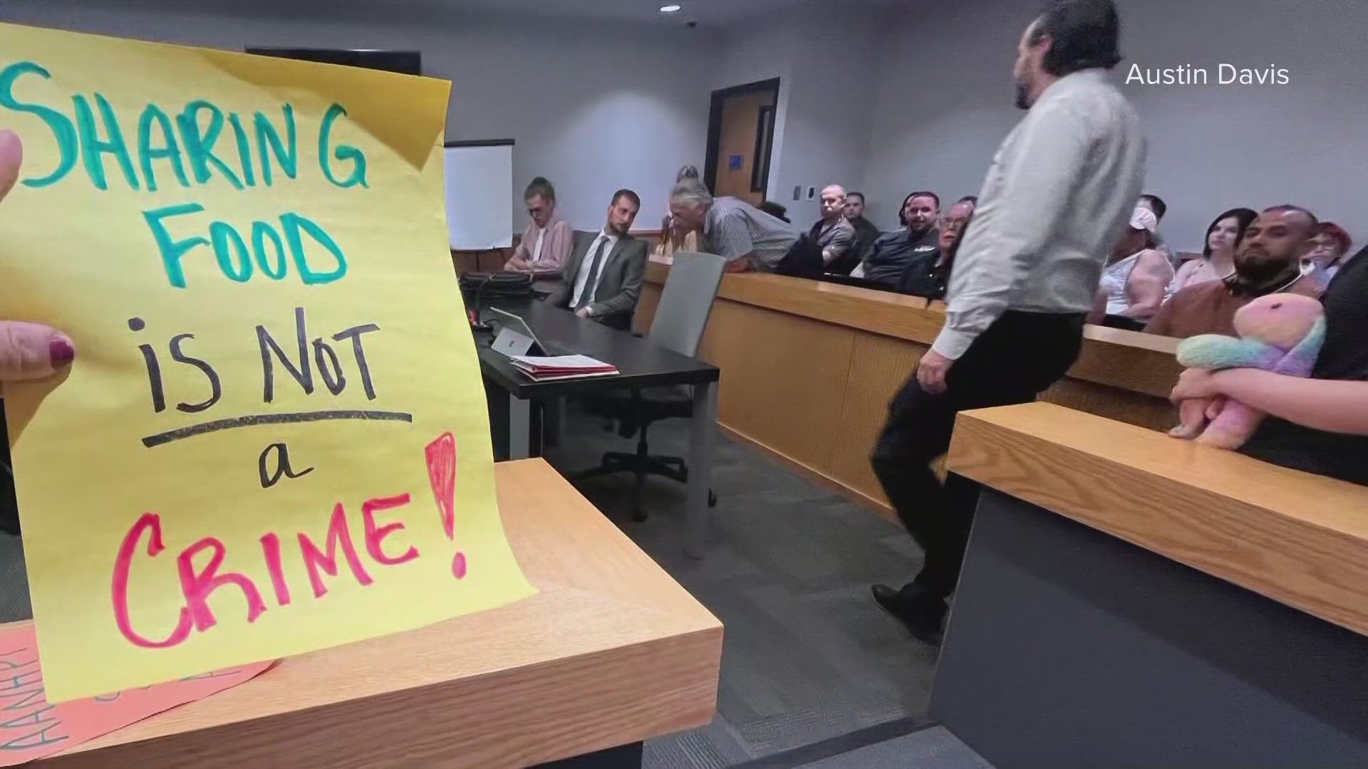 Tempe man's picnics for the homeless lands him back in court | 12news.com