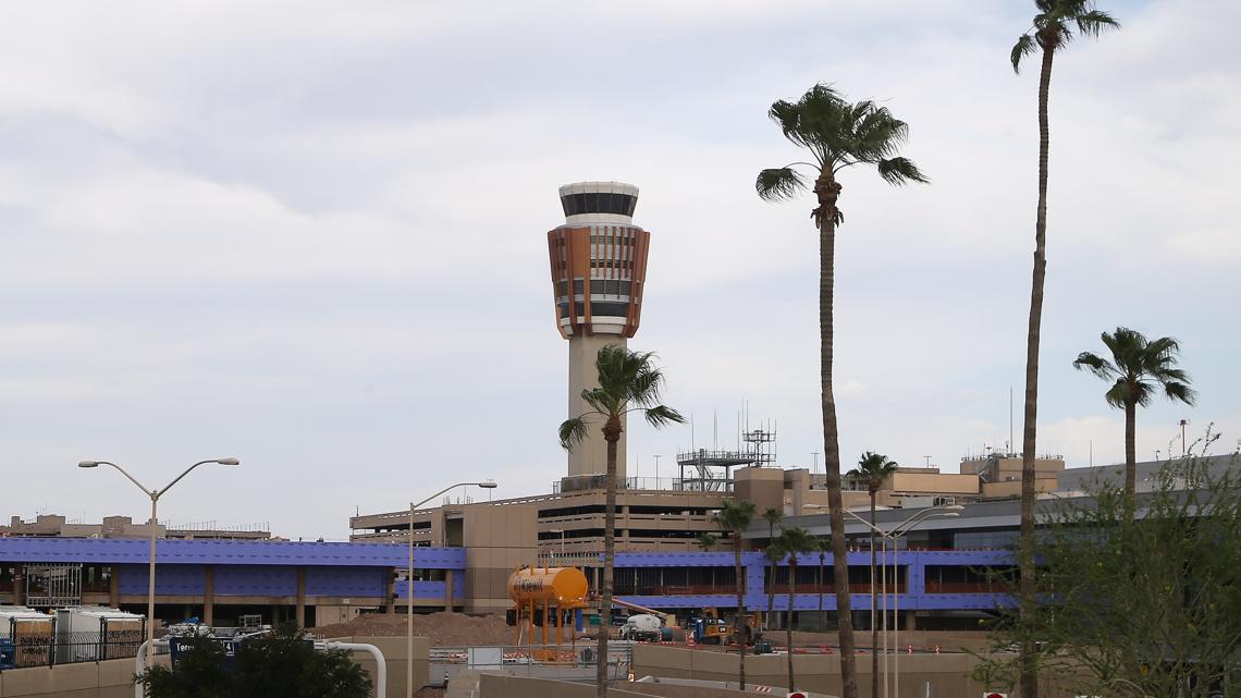 Sky Harbor checkpoints close due to TSA staffing issues | 12news.com