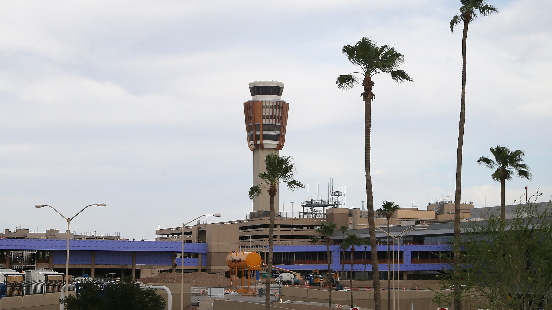 Sky Harbor checkpoints close due to TSA staffing issues | 12news.com