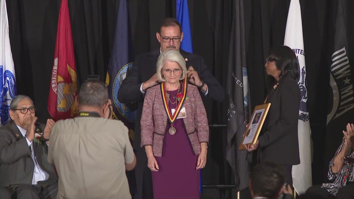 Special ceremony held to honor Arizona veterans | 12news.com