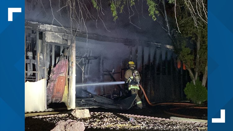 6 people displaced, 6 cars destroyed in Phoenix apartment fire | 12news.com