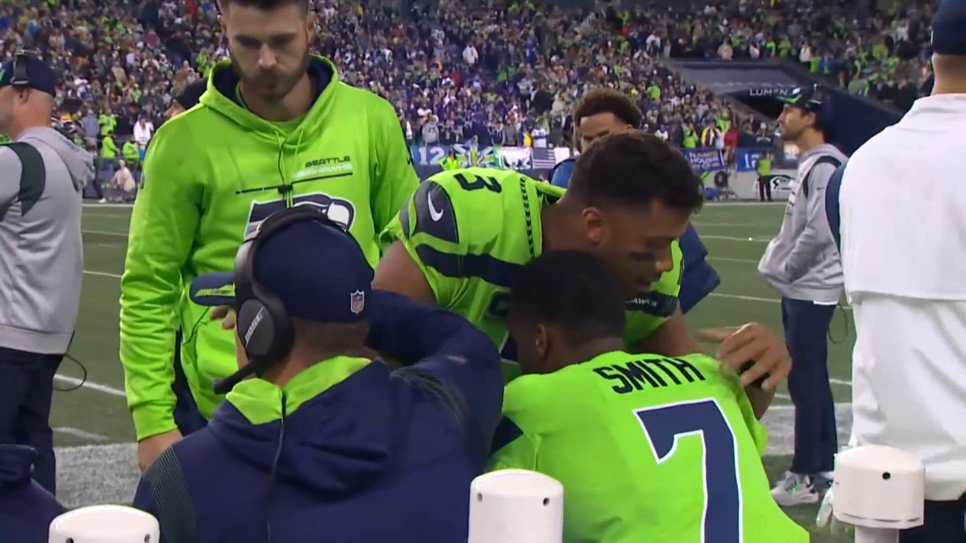 Russell Wilson announces he's leaving NFL, moving to CBS Sports ...