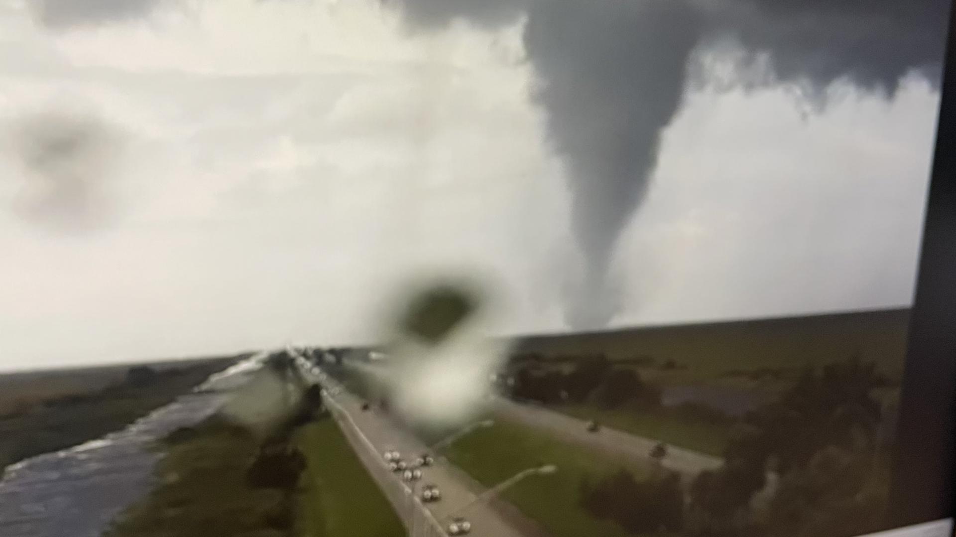 Huracán Milton provocó un intenso tornado en Florida | 12news.com